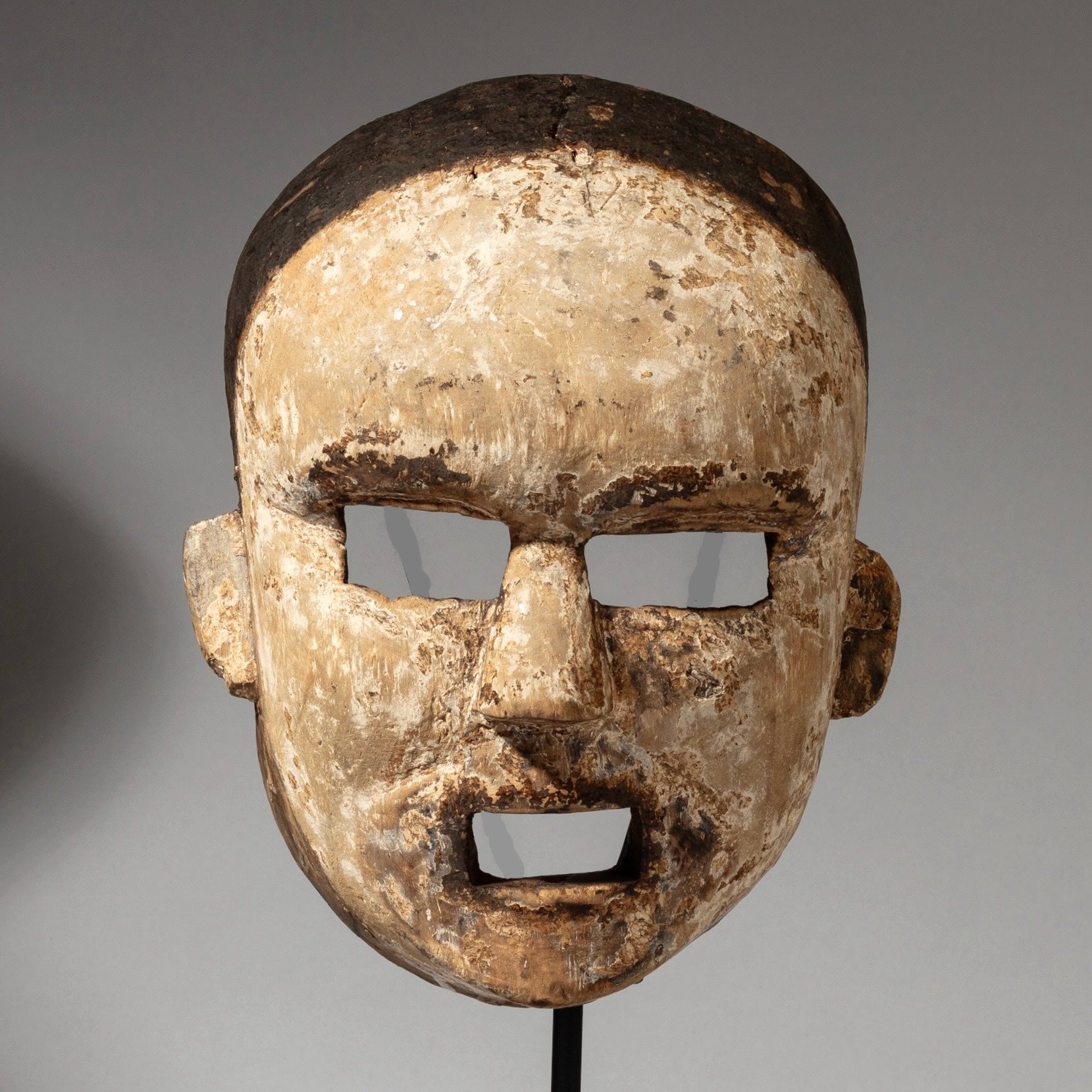 A DRAMATIC WHITE MASK FROM ITURI TRIBE TANZANIA E. AFRICA ( No 4126 )