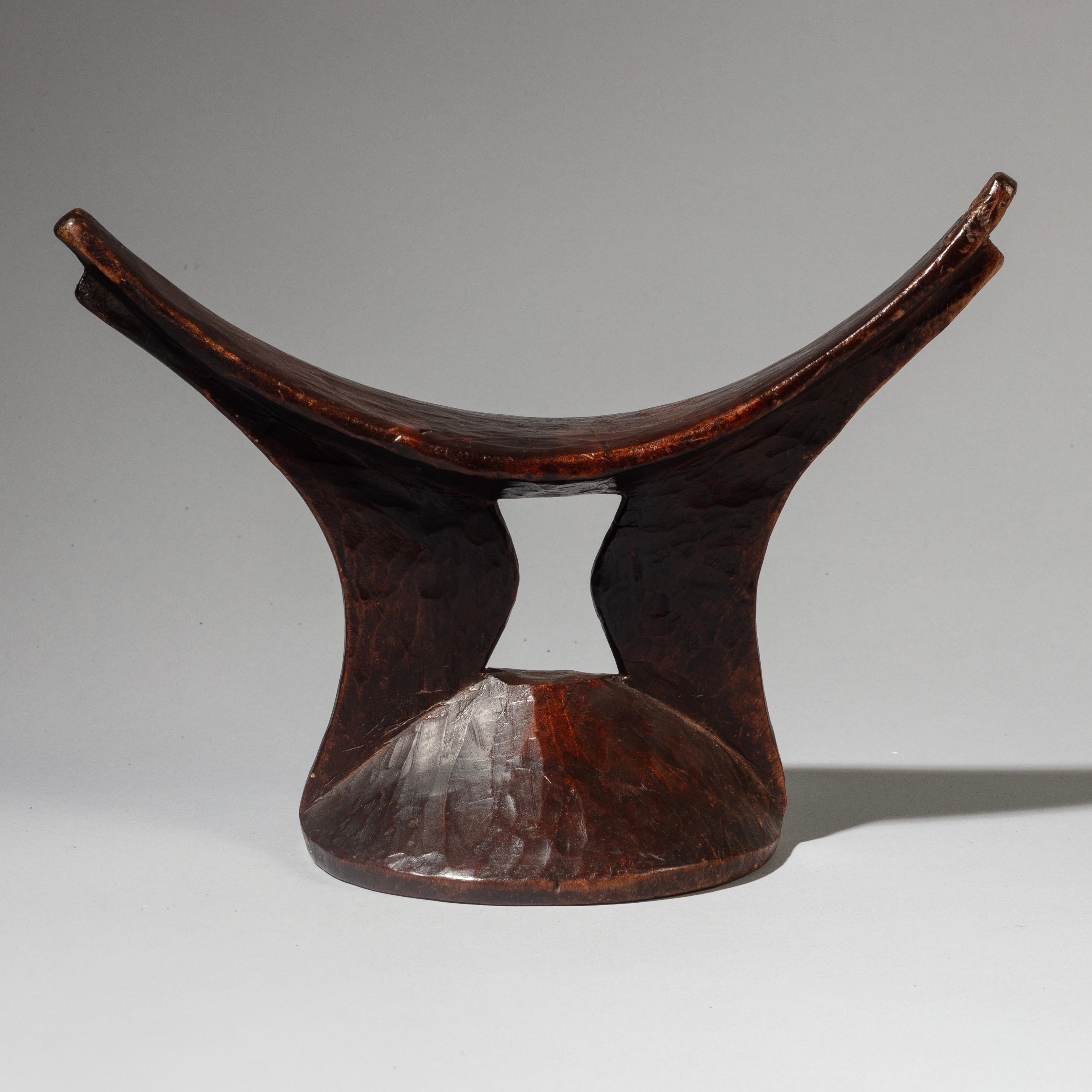 A SUPERB, WELL PATINATED, ANGULAR ETHIOPIAN HEADREST FROM THE SOMALI T
